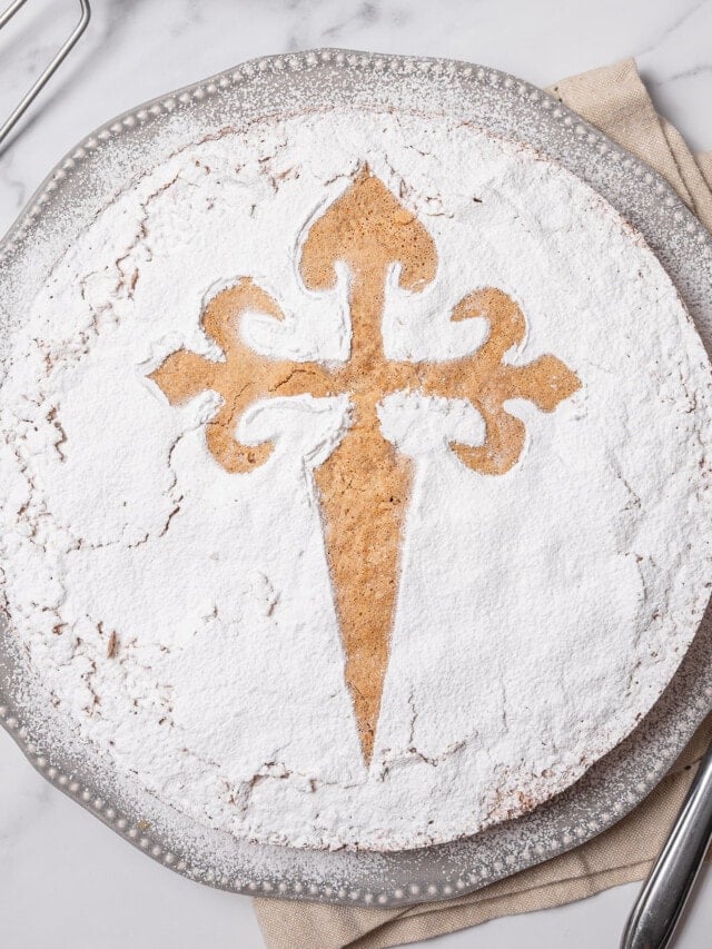 Spanish Almond Cake (Tarta de Santiago Recipe) - Spanish Sabores