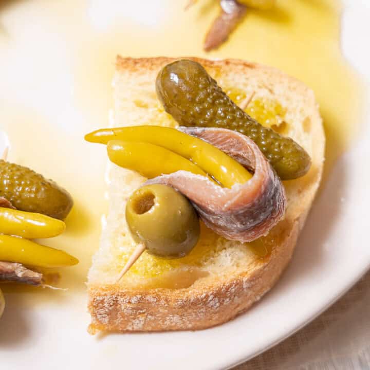 Easy Spanish Gilda Recipe - Pepper, Olive, & Anchovy Skewers - Spanish ...